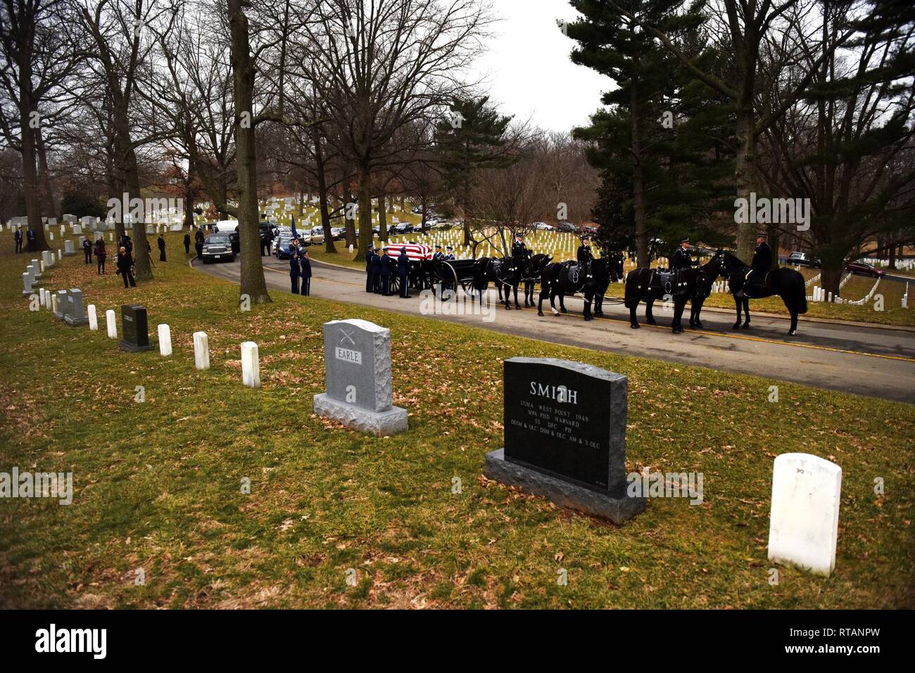 A caisson delivers the remains of U.S. Air Force Maj. Gen. (Ret ...