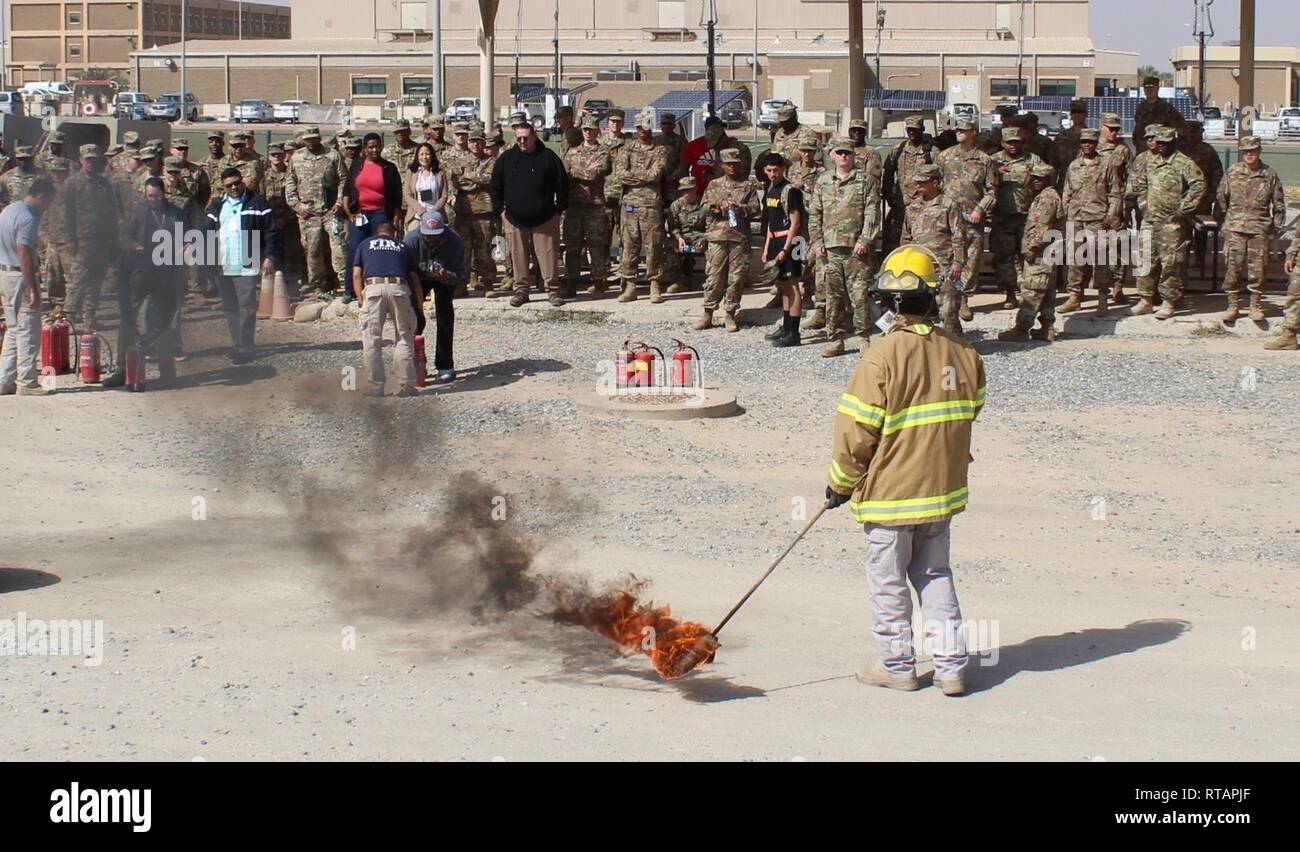 Soldiers and civilians of the 595th Transportation Brigade participate ...