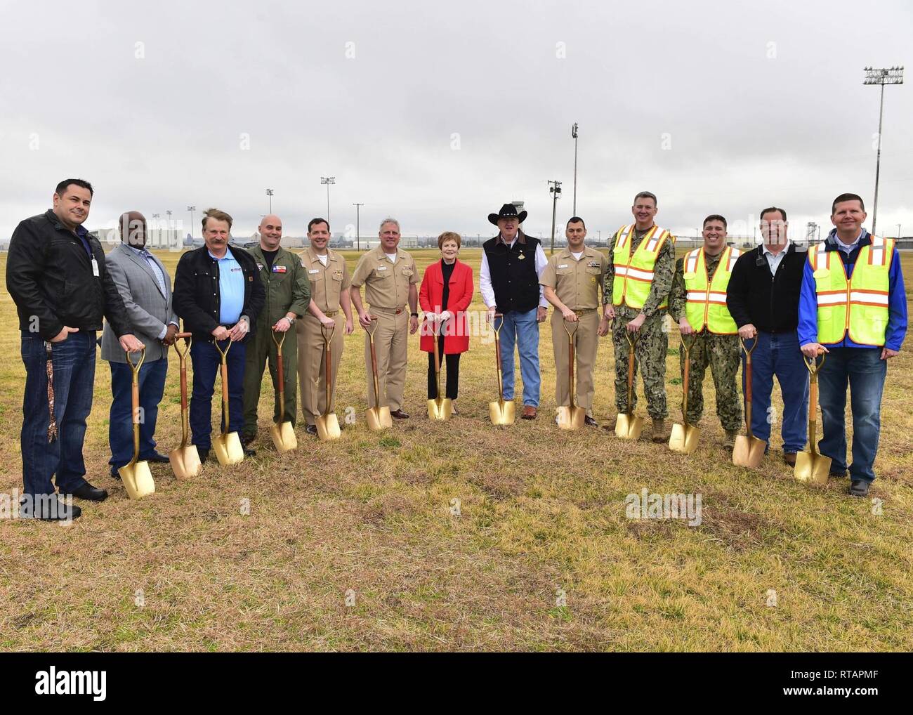 NAS Fort Worth JRB commanding officer, Capt. Jon Townsend (center ...