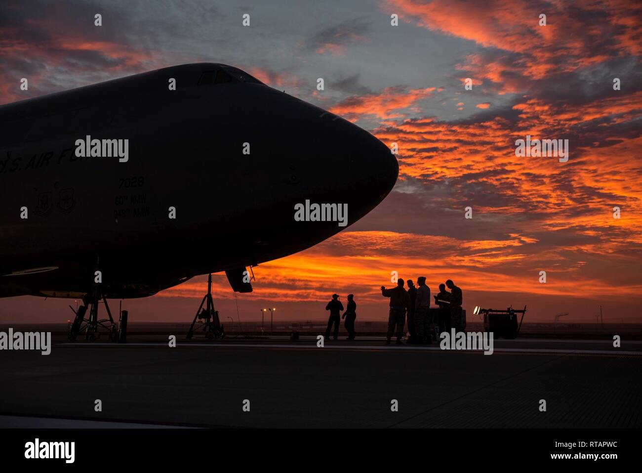 Lower landing gear hi-res stock photography and images - Alamy