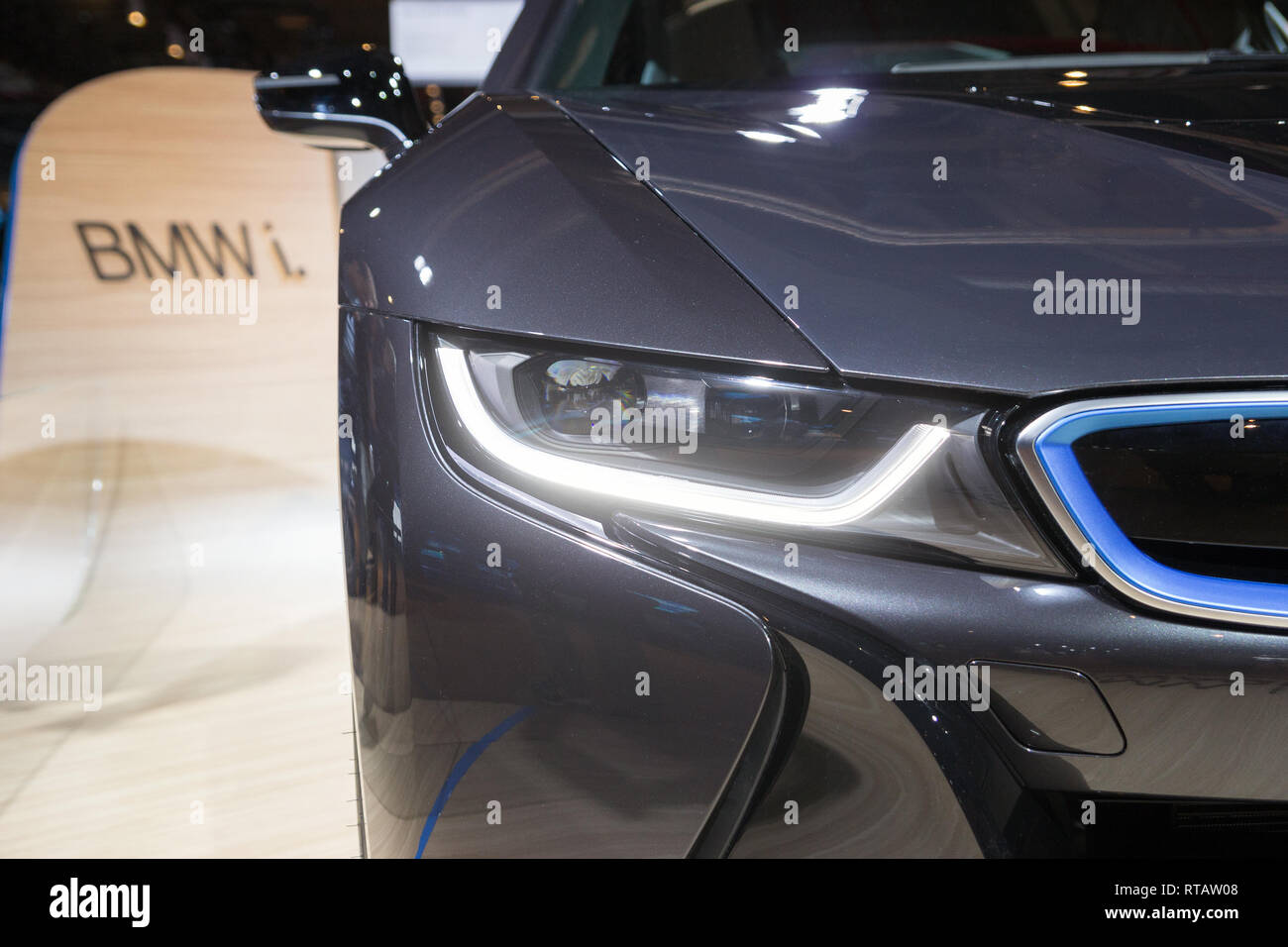 Bmw i8 front hi-res stock photography and images - Alamy