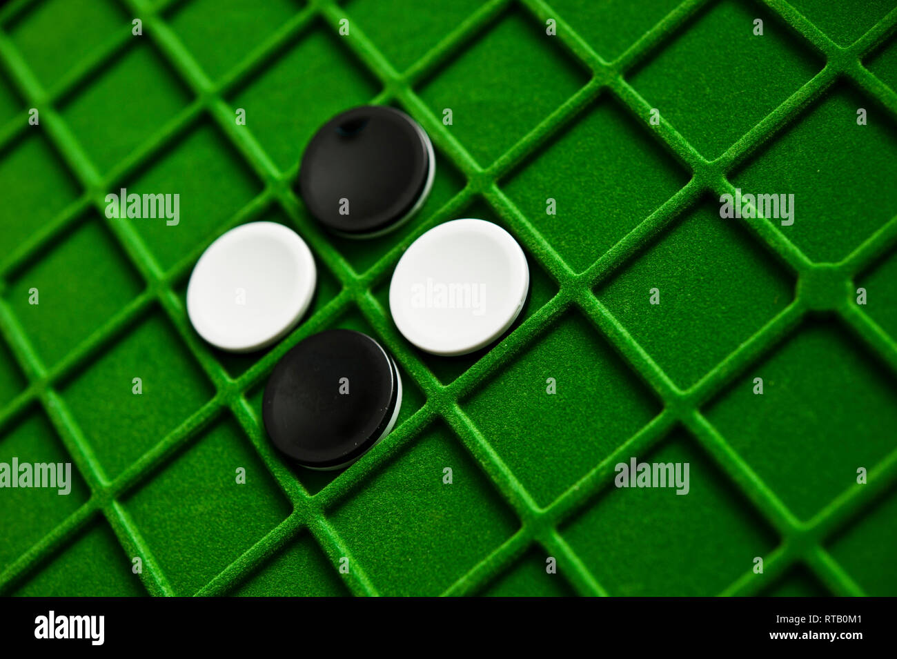 game of Reversi or Othello - starting standard position Stock Photo - Alamy