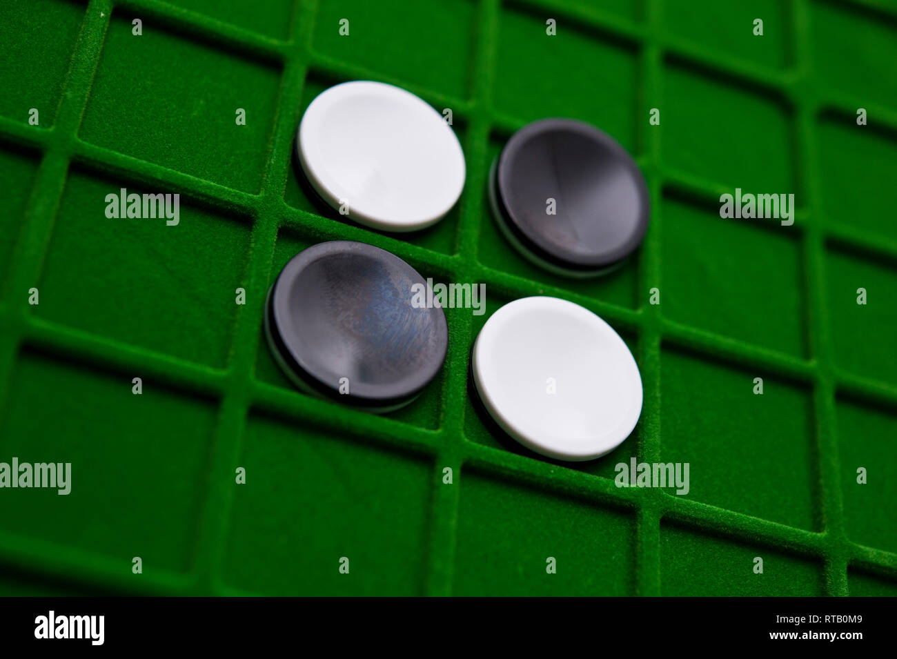 game of Reversi or Othello - starting standard position Stock Photo - Alamy