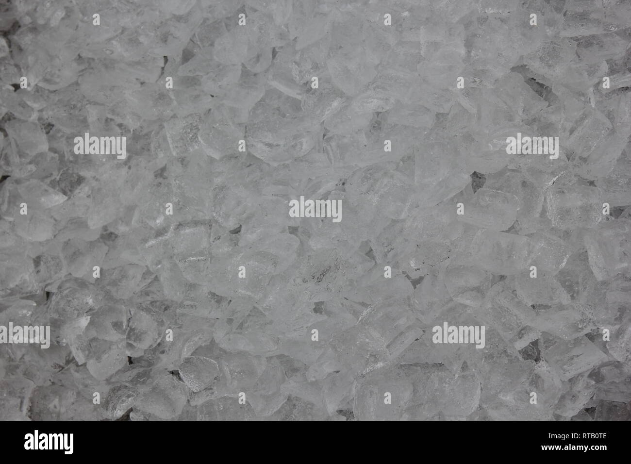 Ice cubes in pile hi-res stock photography and images - Alamy
