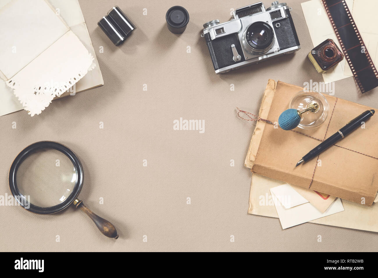 Vintage magnifying glass,camera and cards - top view Stock Photo - Alamy