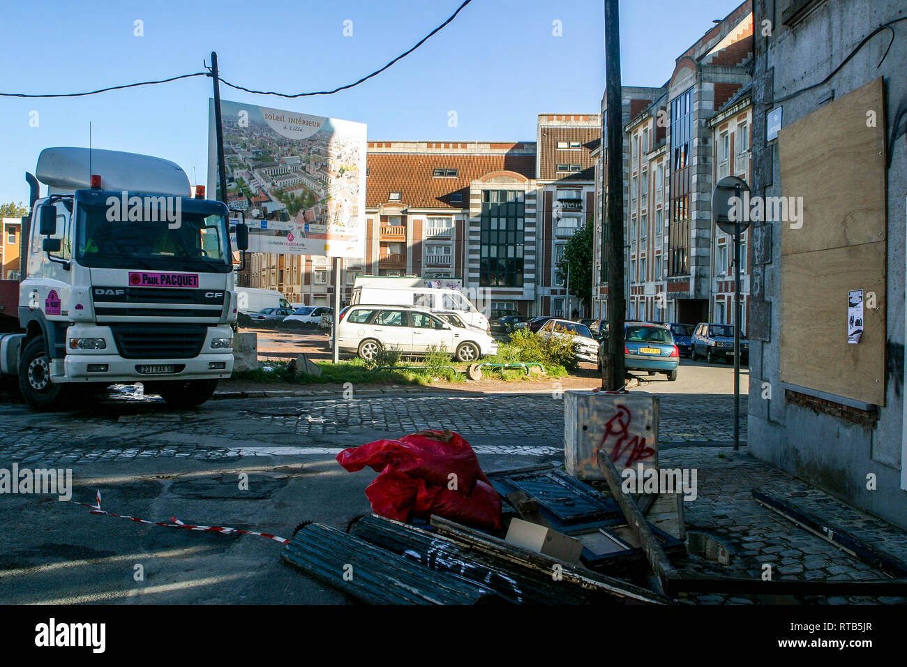 Rundown neighborhood hi-res stock photography and images - Alamy