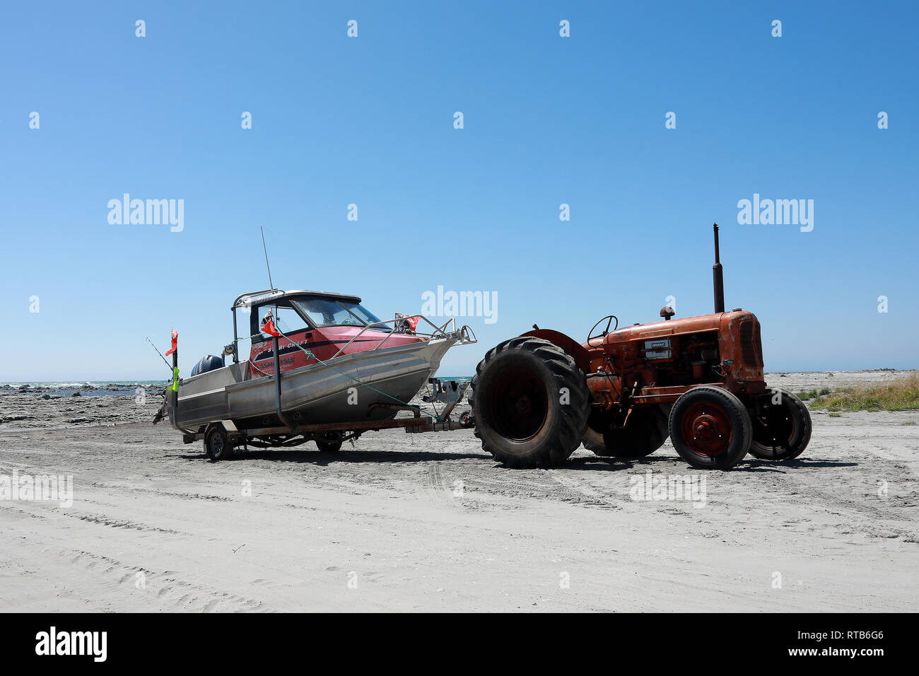 Beach launch trailer boat fishing hi-res stock photography and images ...