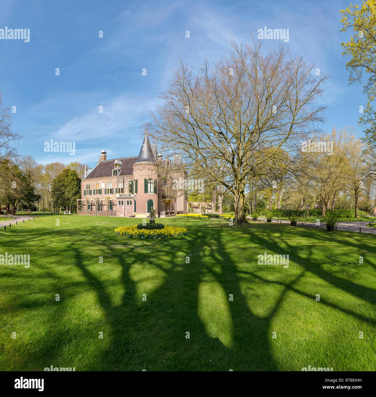 The garden of Keukenhof castle Stock Photo - Alamy