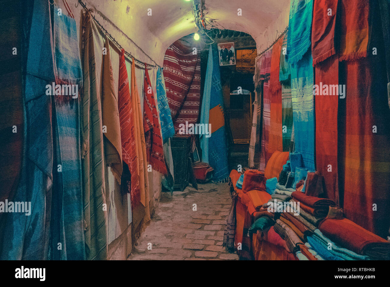 Way in market between knitted sashes, different textile, accessories ...