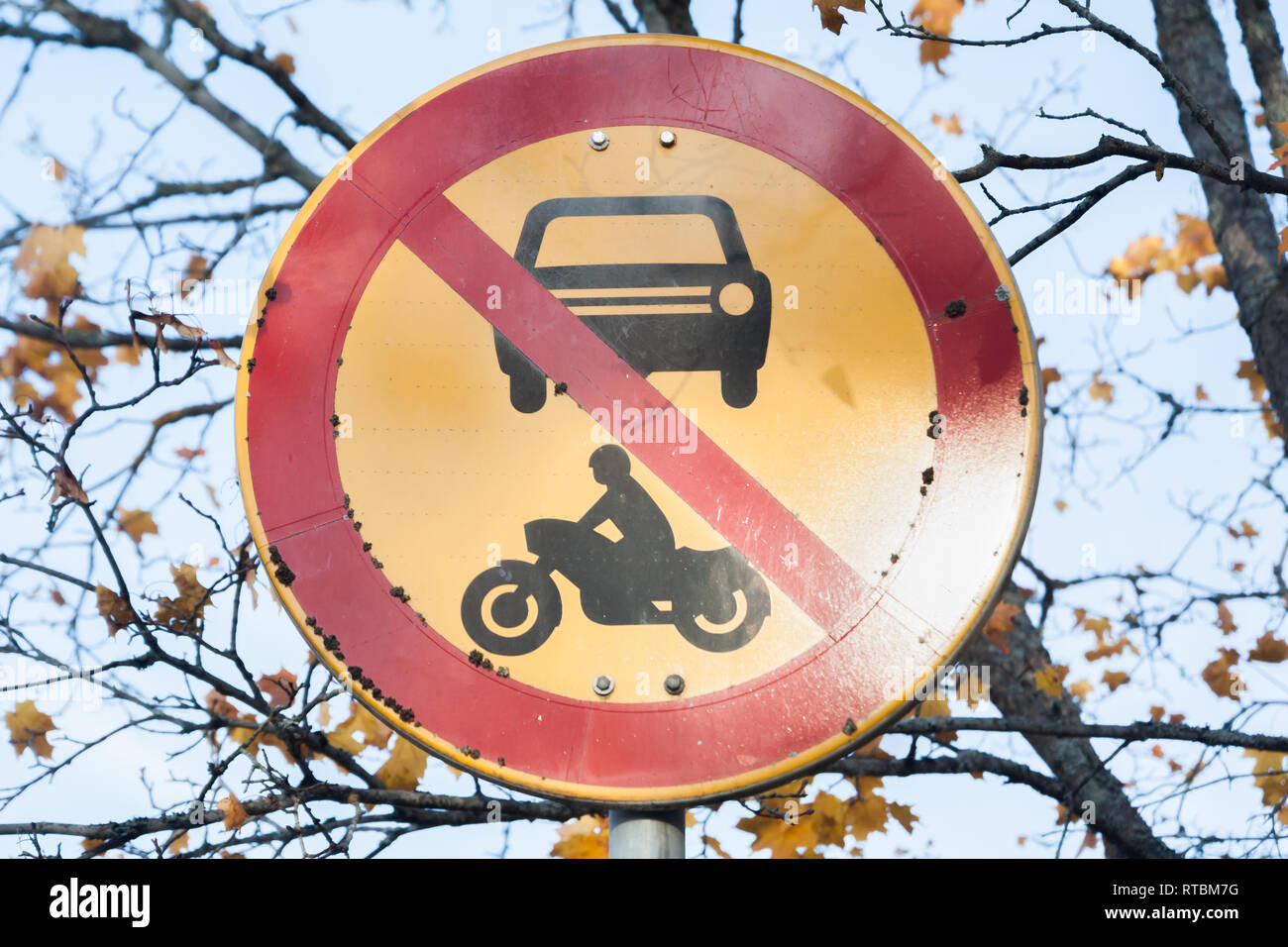 European round traffic sign, the passage of vehicles and motorcycles ...