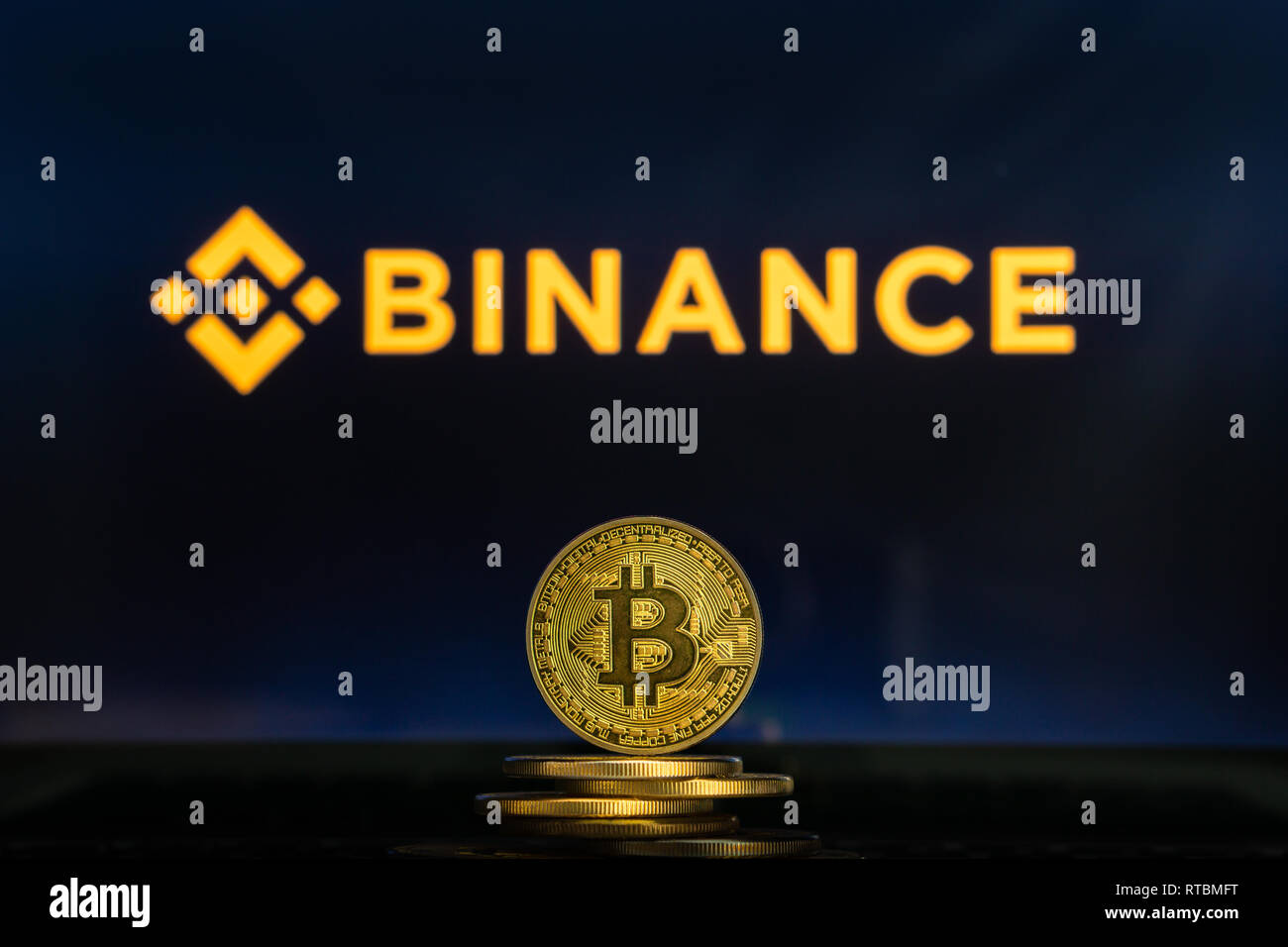 Binance logo hi-res stock photography and images - Alamy
