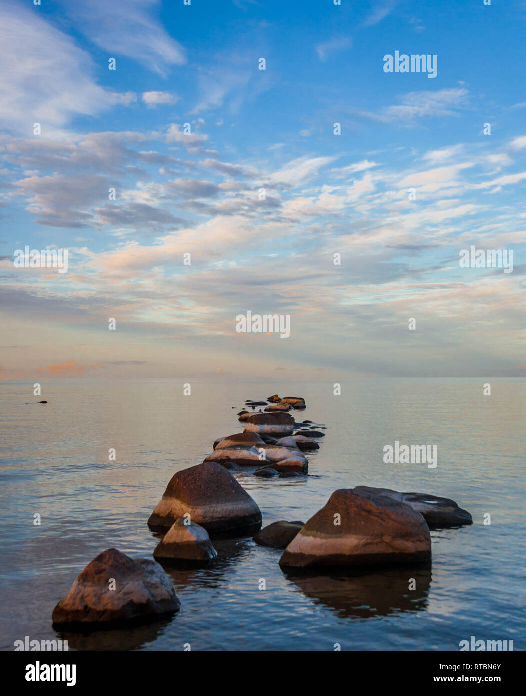 Row of stones hi-res stock photography and images - Alamy