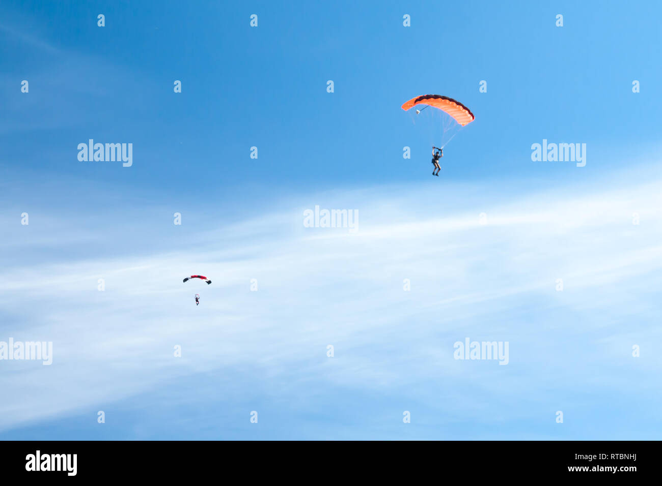 Tandem parachutists hi-res stock photography and images - Alamy