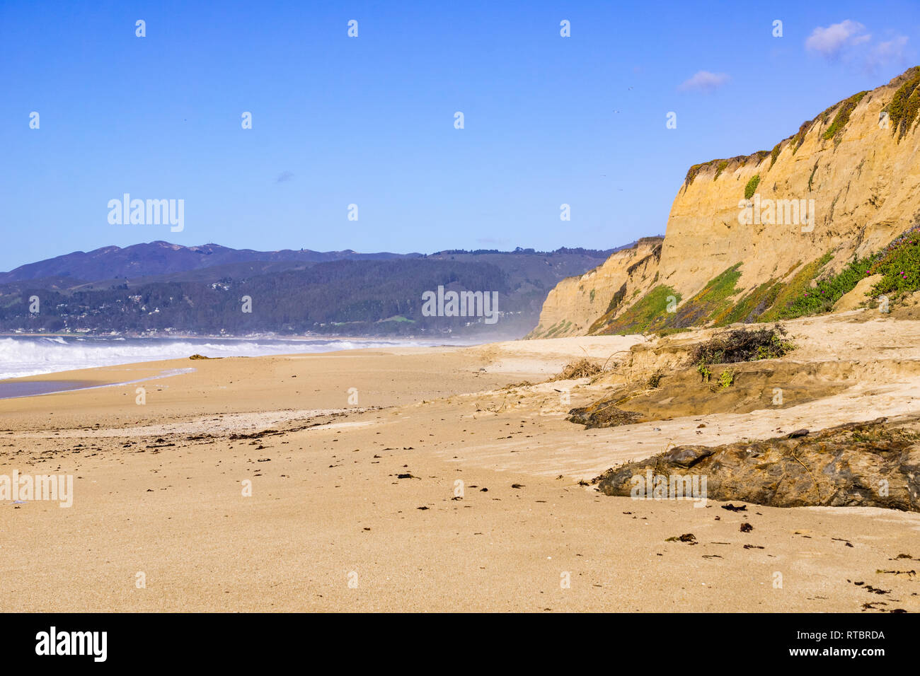 The Pacific Ocean coast and beach in Half Moon Bay, California Stock ...