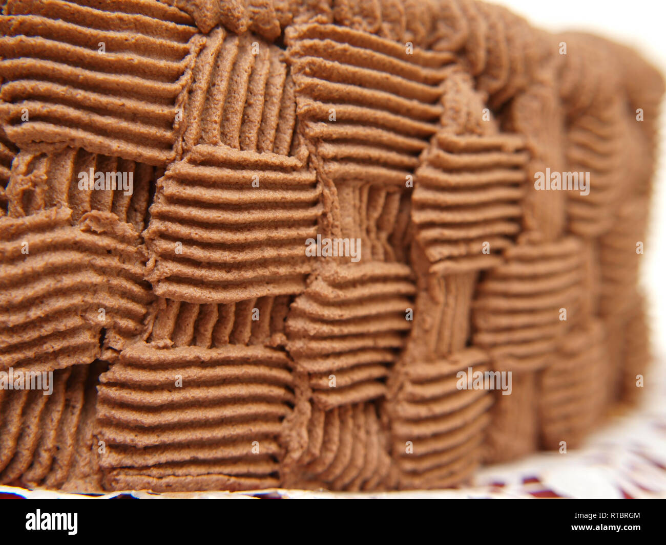 Closeup view of a chocolate cream pattern, around the cake Stock Photo ...