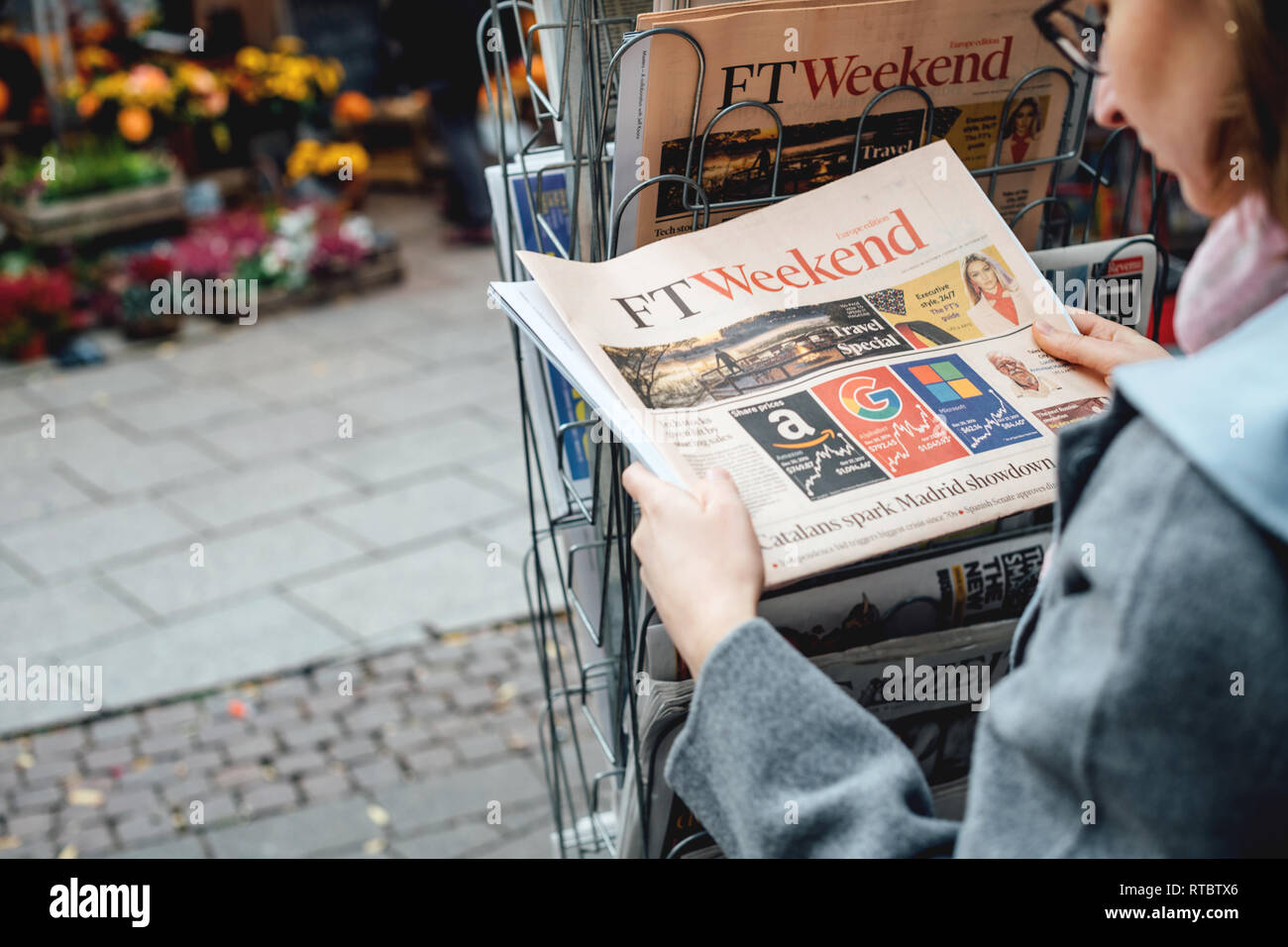 Buying magazine france hi-res stock photography and images - Alamy