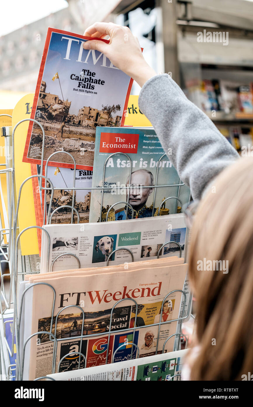 Buying magazine france hi-res stock photography and images - Alamy
