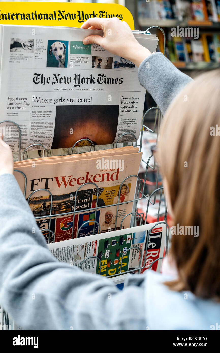 Buying magazine france hi-res stock photography and images - Alamy