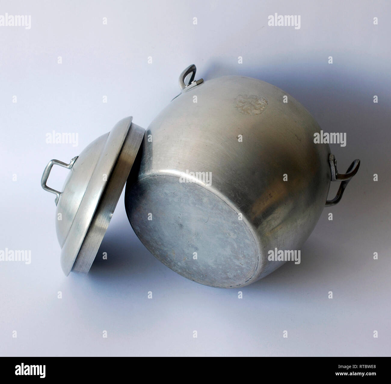 Old aluminum stew pot Stock Photo - Alamy