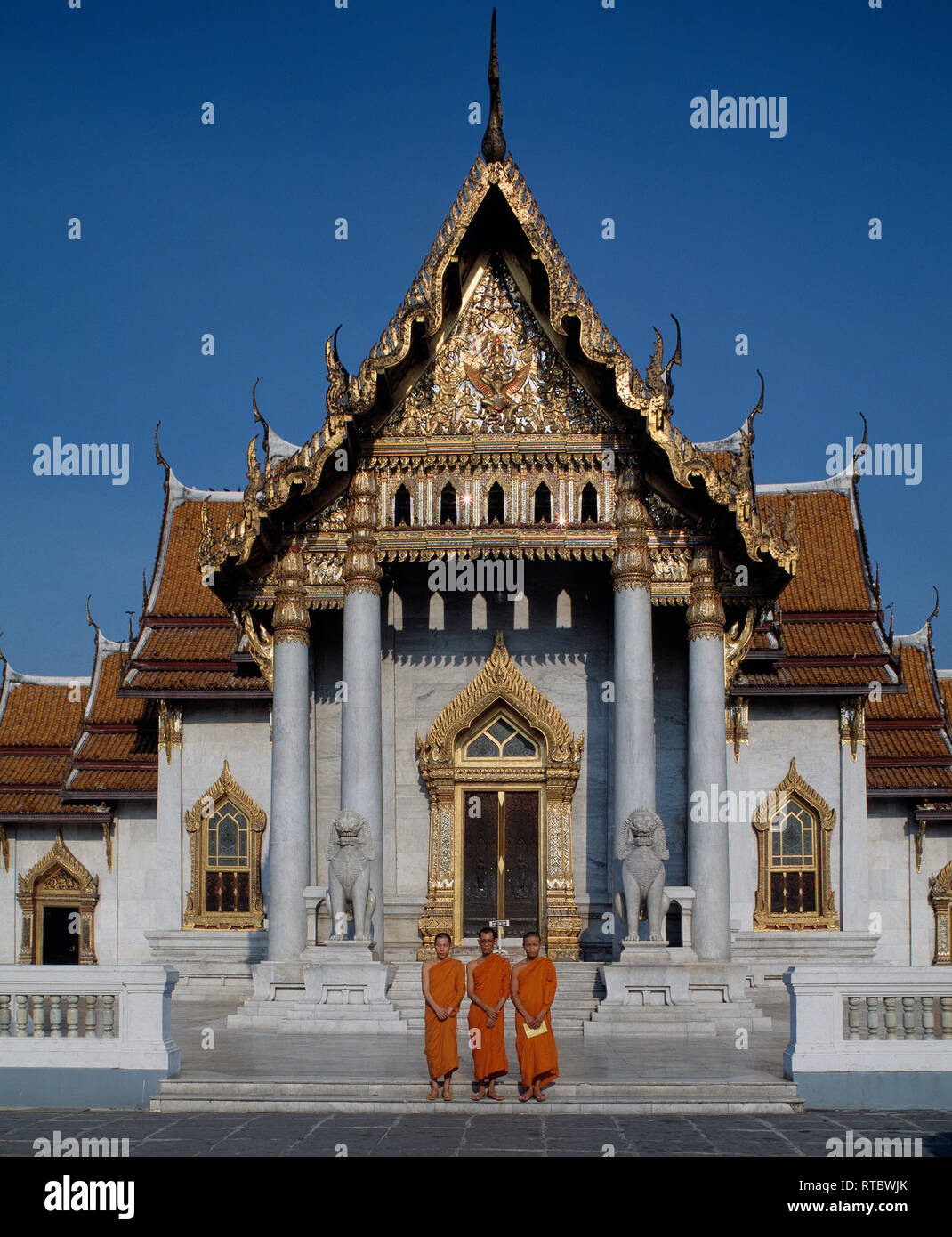 Buddhist monks standing in front of temple hi-res stock photography and ...