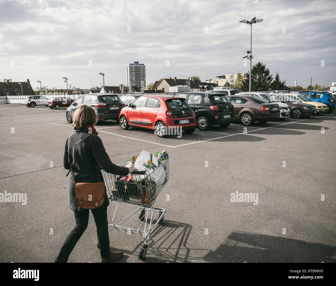 Supermarket parking hi-res stock photography and images - Alamy