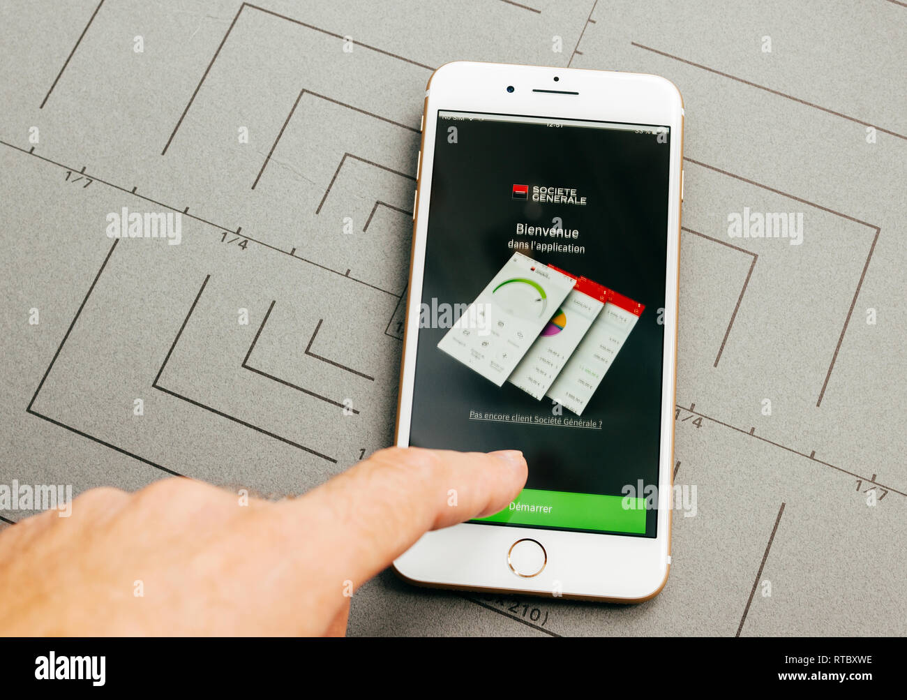 PARIS, FRANCE - SEP 26, 2016: Male hand holding New Apple iPhone 7 Plus ...