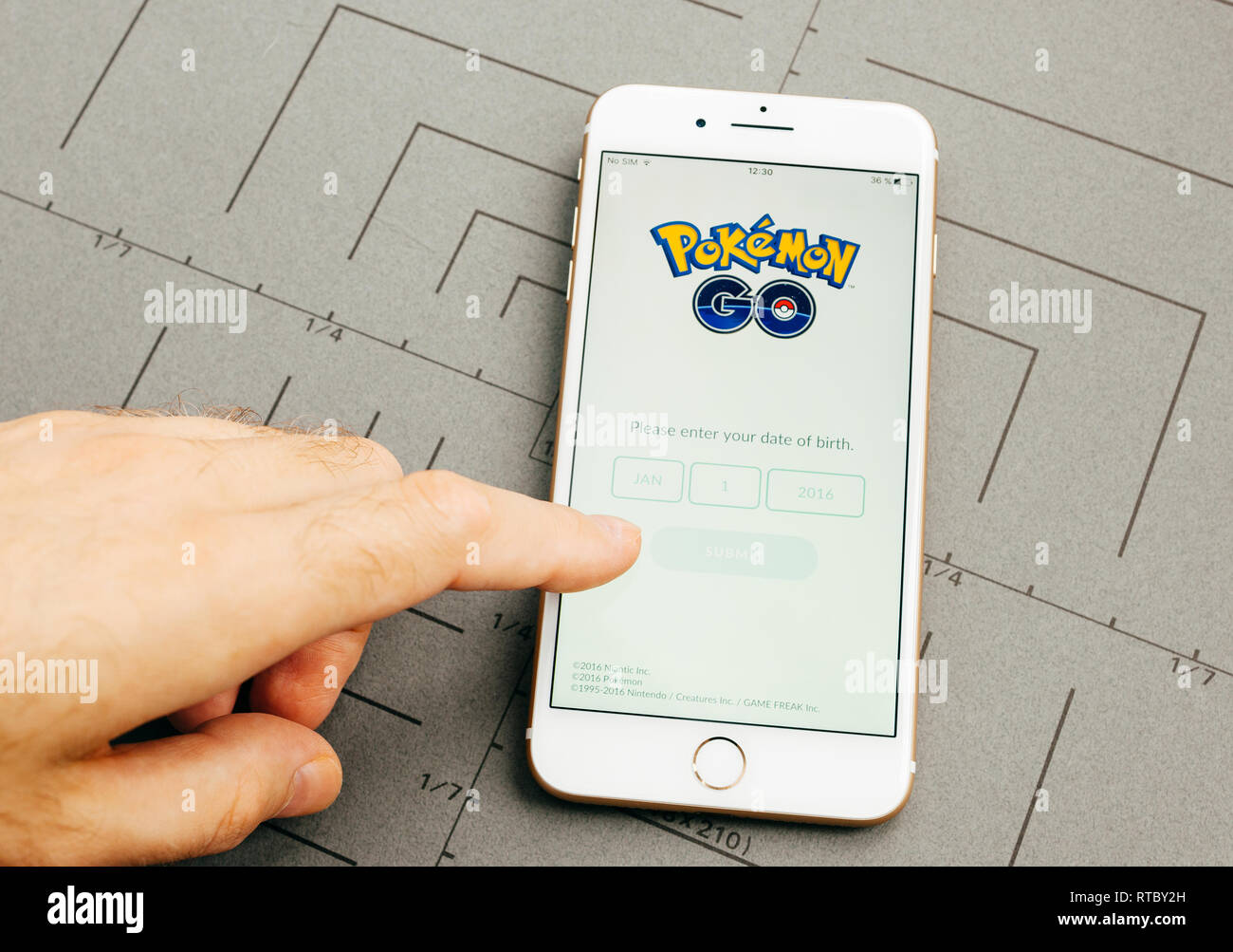 Phone drop testing hi-res stock photography and images - Alamy