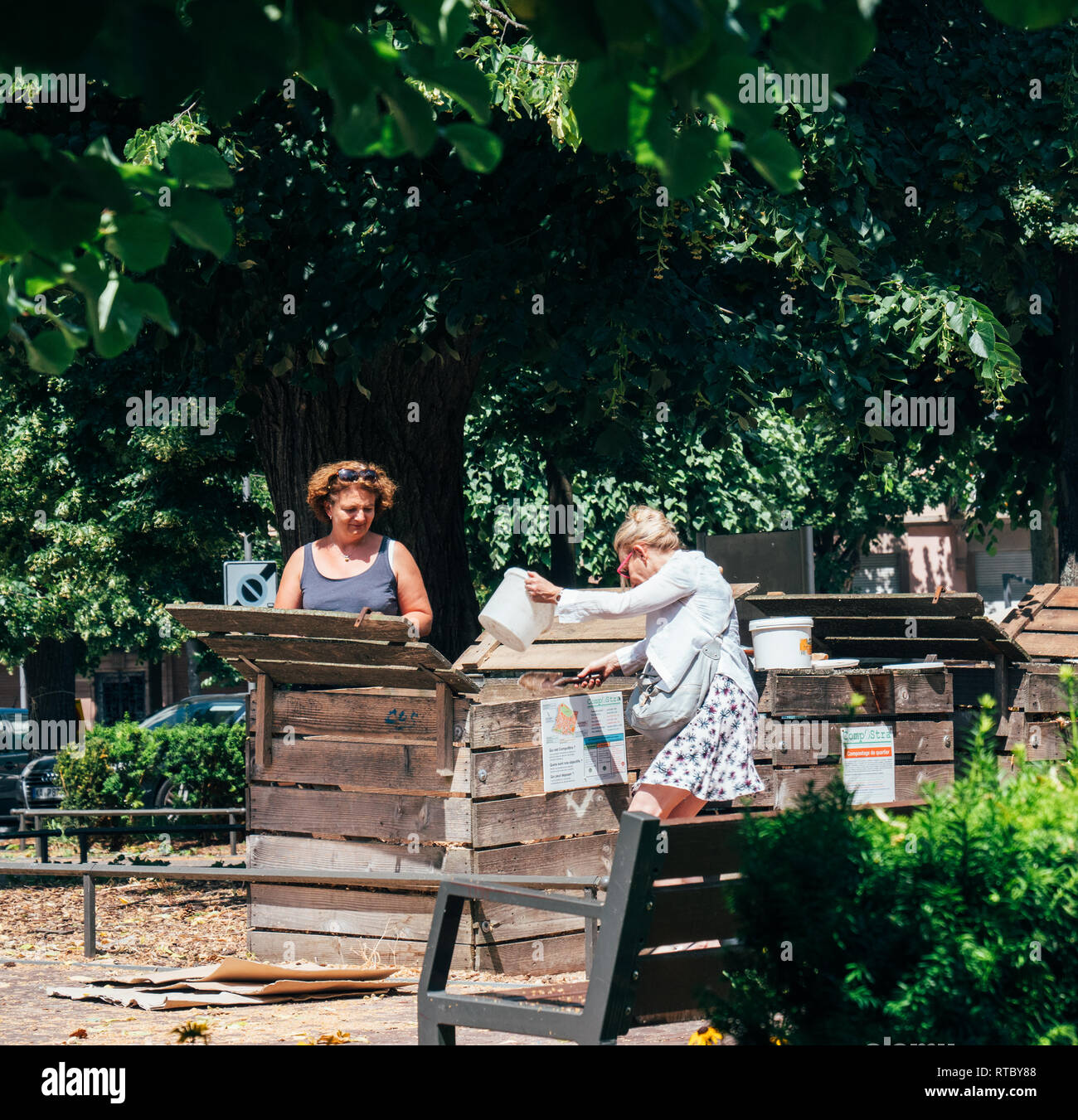 Paris france mature adult couple hi-res stock photography and images ...