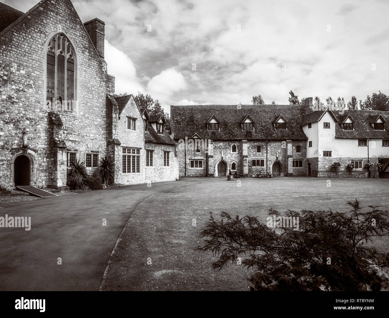 Courtyard chapel hi-res stock photography and images - Alamy