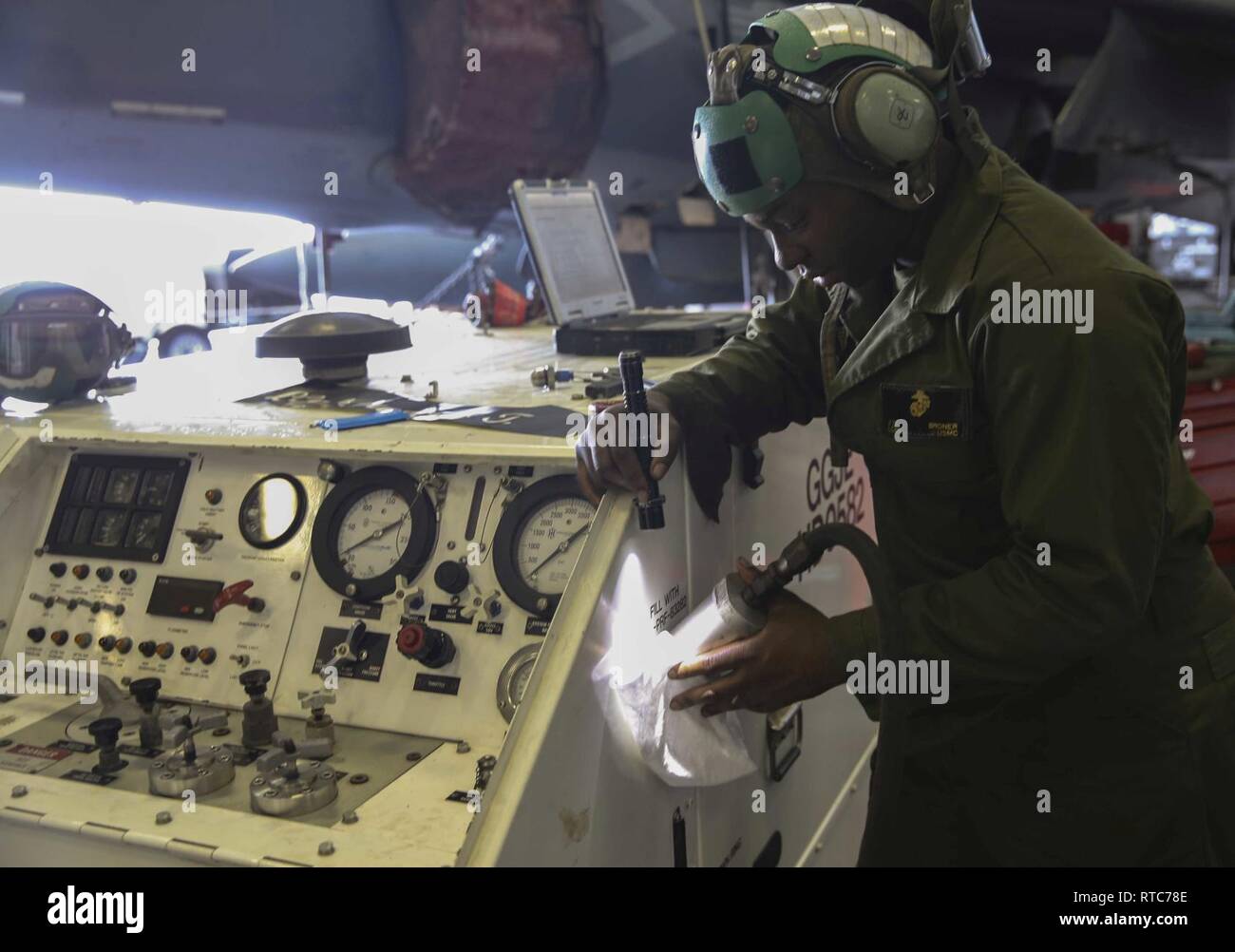 Aircraft hydraulic servicing unit hi-res stock photography and images ...