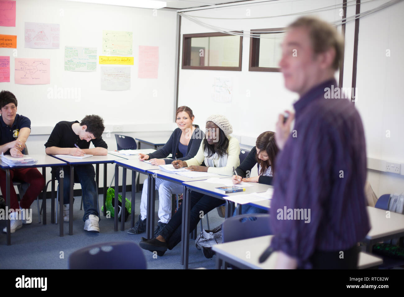 Teaching english classroom adults hi-res stock photography and images ...