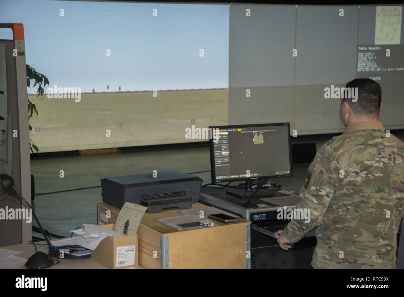 U.S. Army Soldiers assigned to Echo Company 1st Battalion, 3rd Aviation ...
