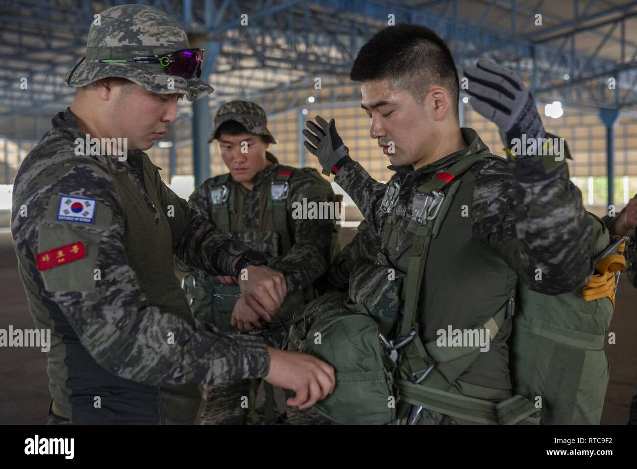 Marines from Republic of Korea Marine Corps’ 1st Reconnaissance ...