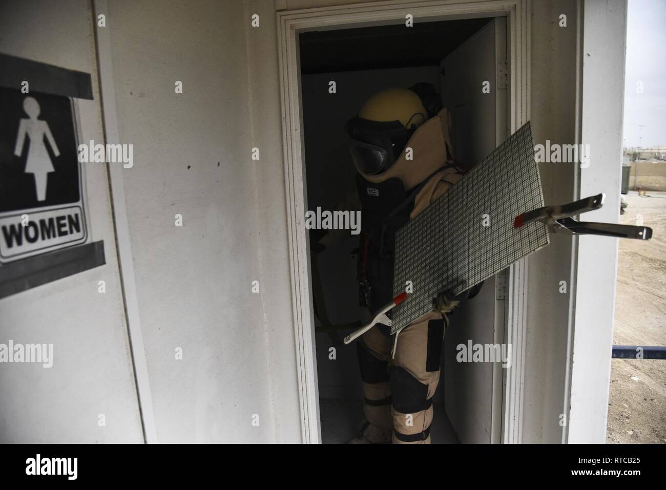 U.S. Air Force Staff Sgt. Mike Kealty, 380th Expeditionary Civil ...