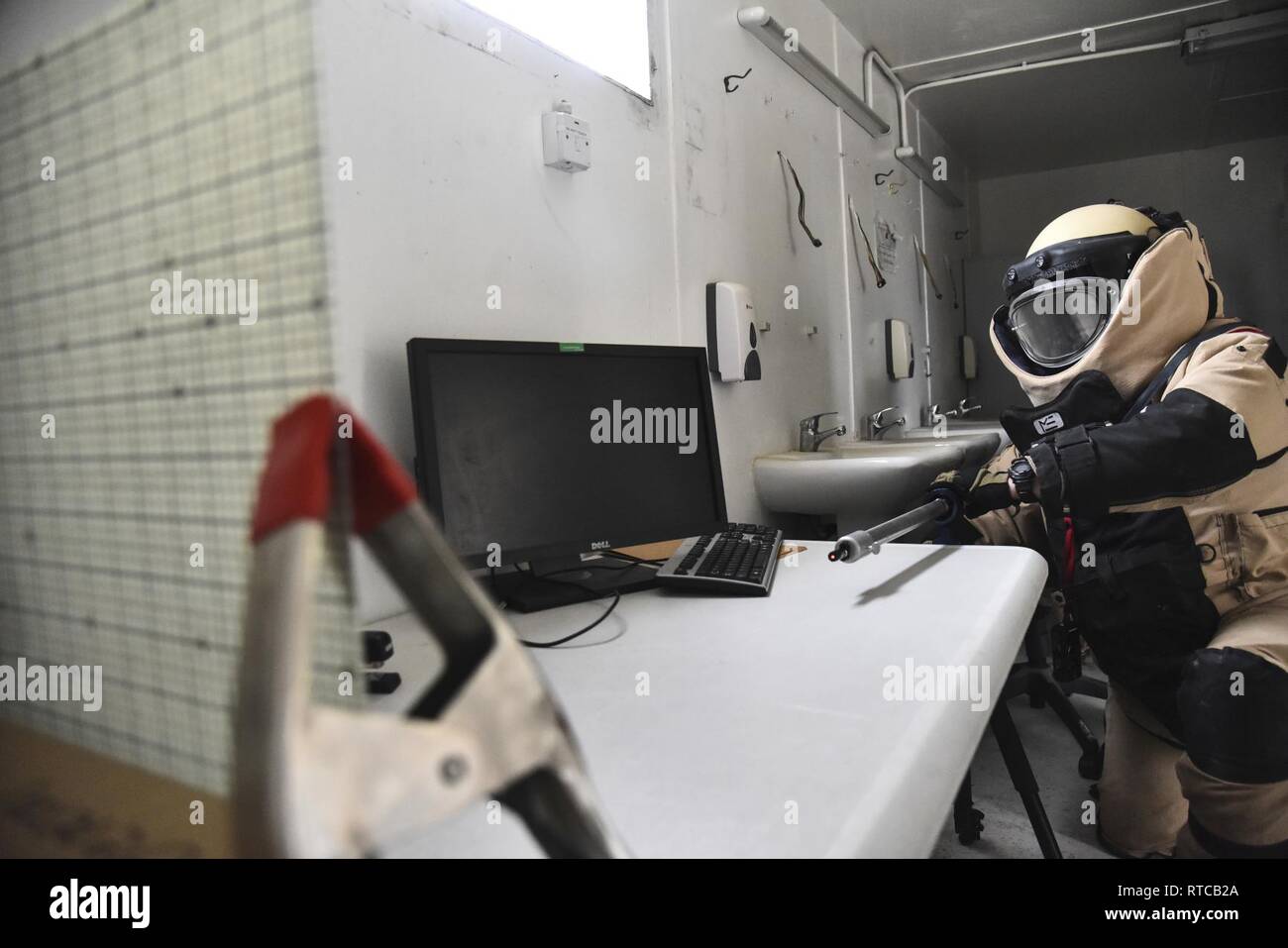 U.S. Air Force Staff Sgt. Mike Kealty, 380th Expeditionary Civil ...