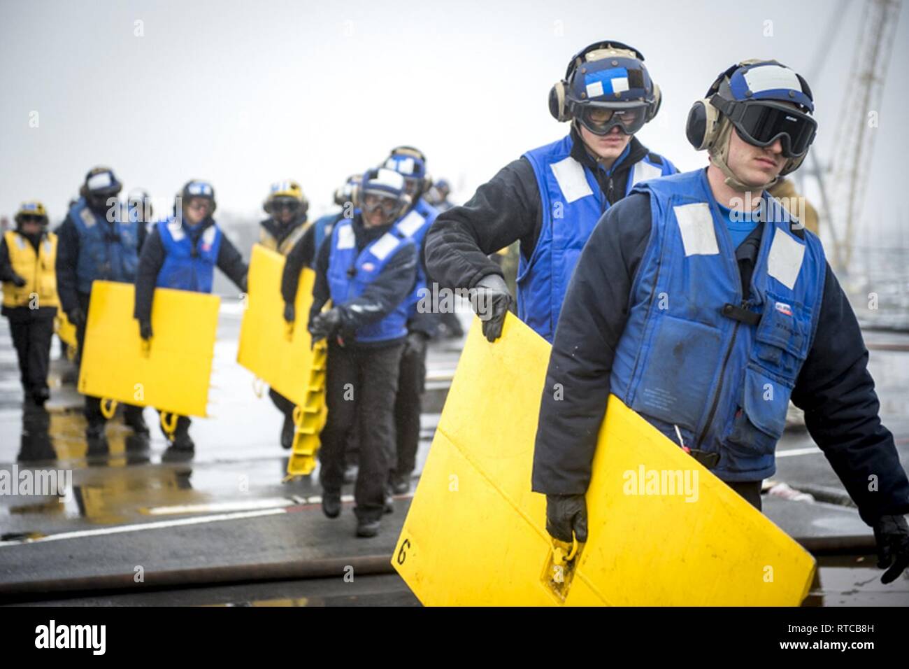 NORFOLK, Va. (Feb. 12, 2019) Sailors prepare for an emergency aircraft ...