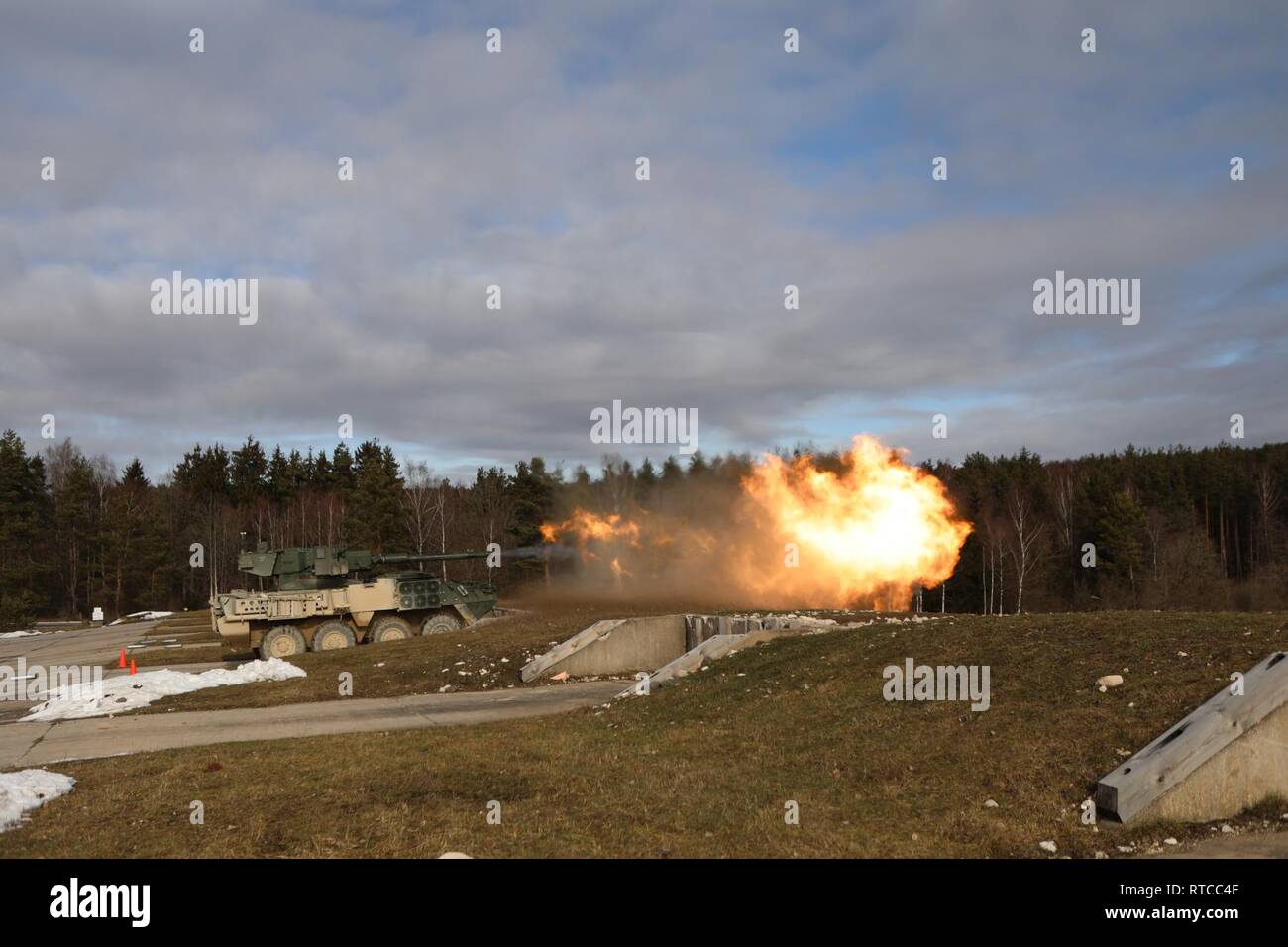 Mobile gun system stryker gunnery hi-res stock photography and images ...