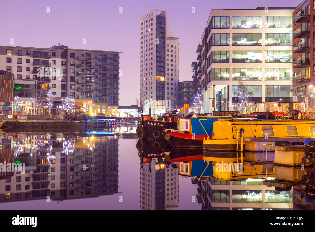 Reflections of moored narrowboats and apartments at Leeds Dock Stock ...