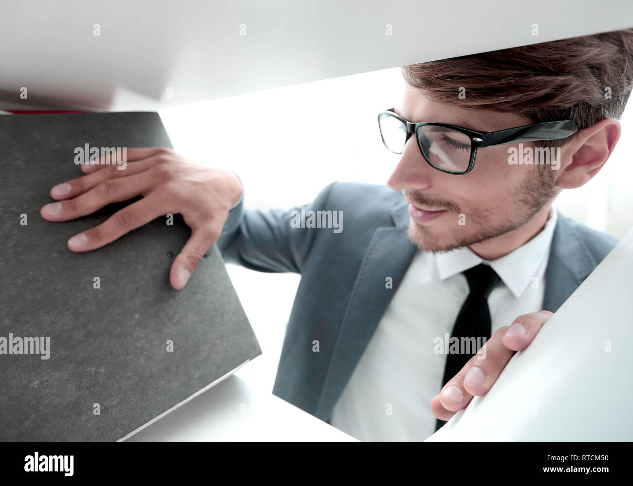 Man arrange paper file hi-res stock photography and images - Alamy