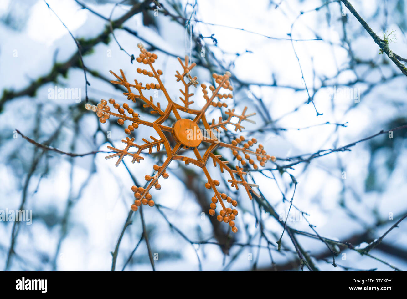 Gold snow flake hi-res stock photography and images - Alamy