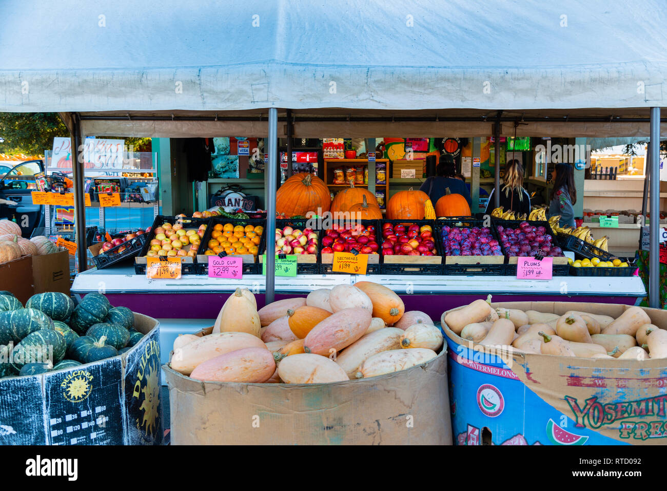 Outdoor fruit and vegetable stand hi-res stock photography and images ...