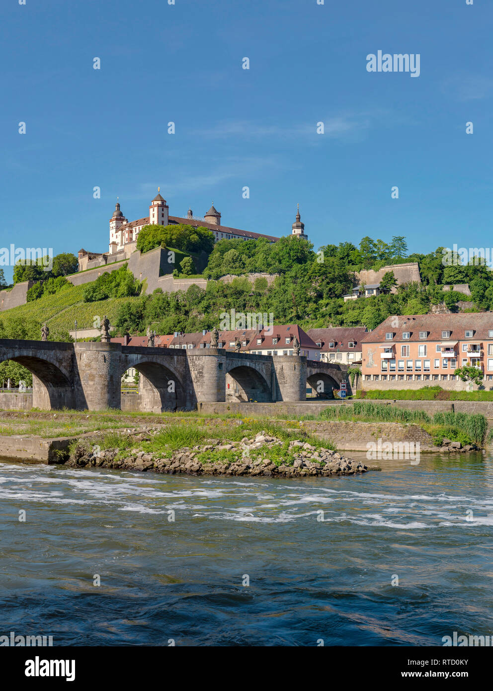 The Old Bridge across the river Main and the Marienberg Fortress ...