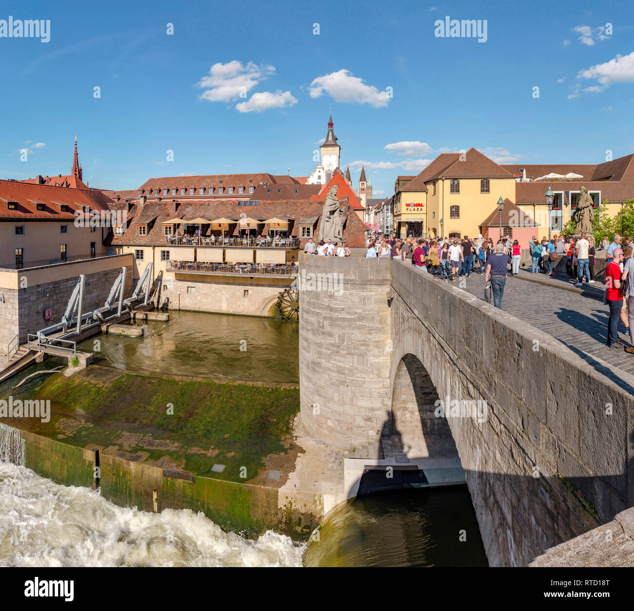 Old Main Bridge, ancient waterwheel mill, Würzburg, Deutschland Stock ...