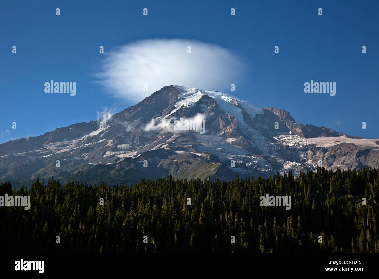 Overlook with mountains and clouds at mount washington state park hi ...