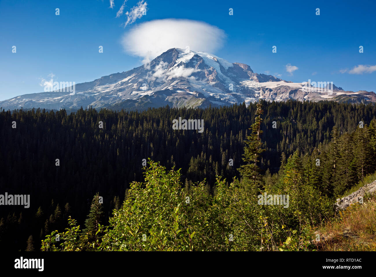 Overlook with mountains and clouds at mount washington state park hi ...