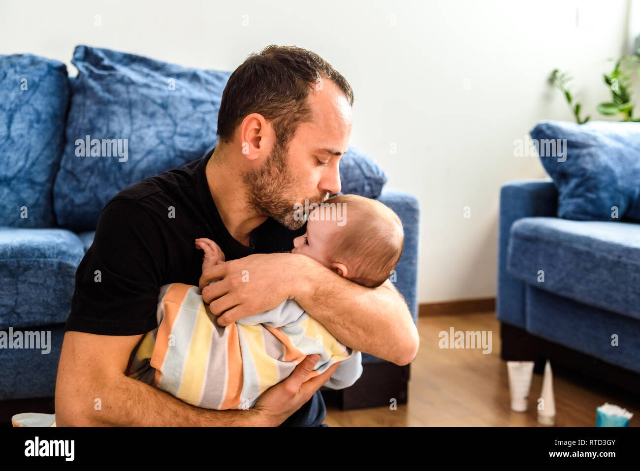 Dad hugging his baby daughter lovingly Stock Photo - Alamy