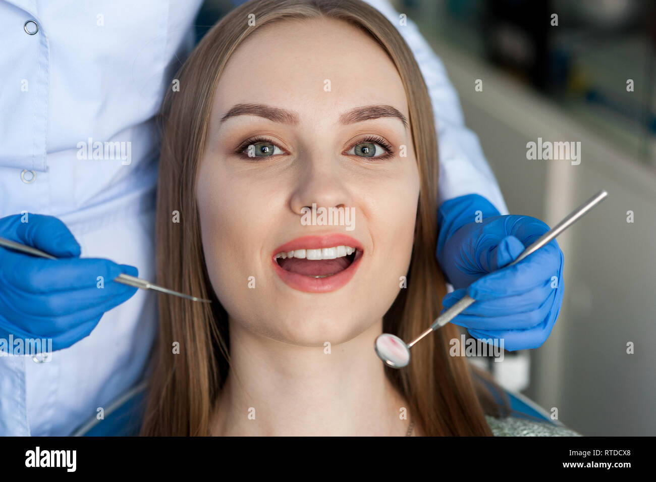 Dentist examining a patient's teeth. Dental clinic Stock Photo - Alamy