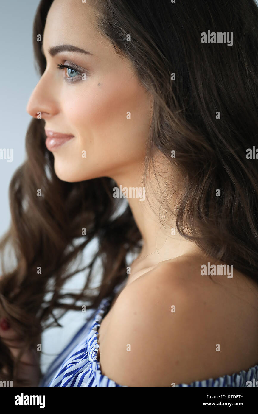 Beautiful woman with wide smile Stock Photo - Alamy