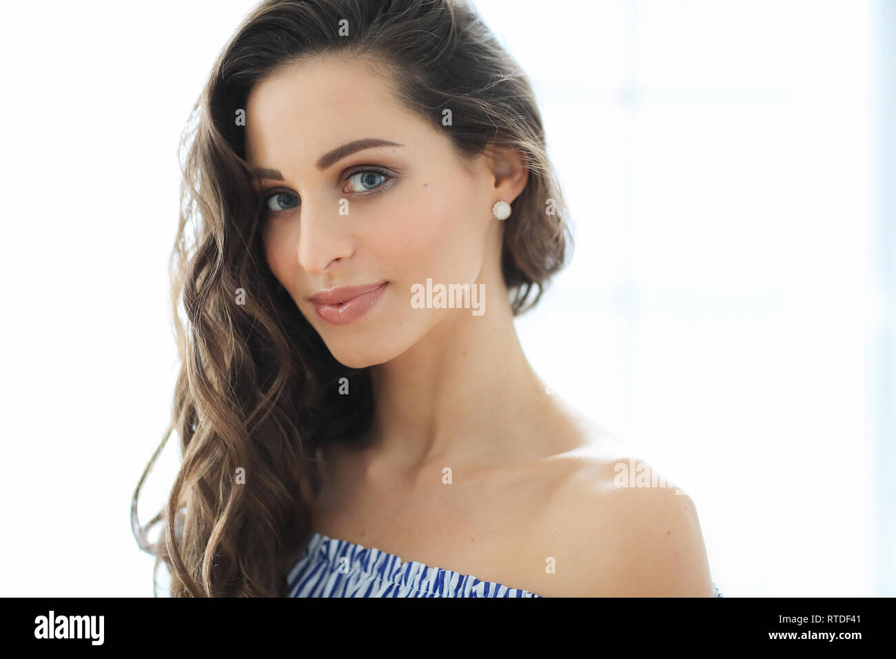 Beautiful woman with wide smile Stock Photo - Alamy