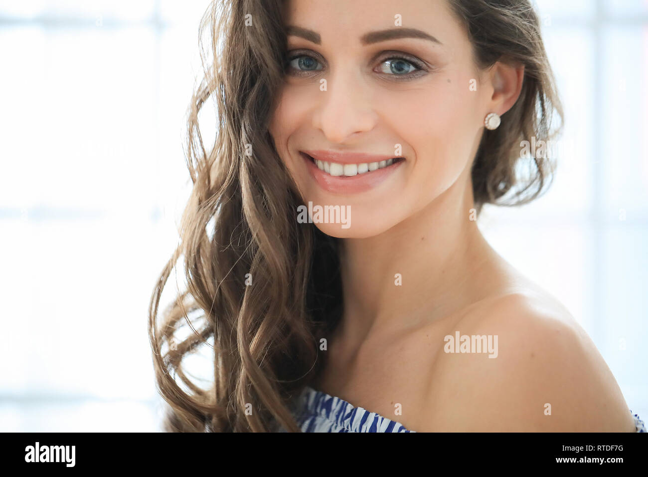 Beautiful woman with wide smile Stock Photo - Alamy